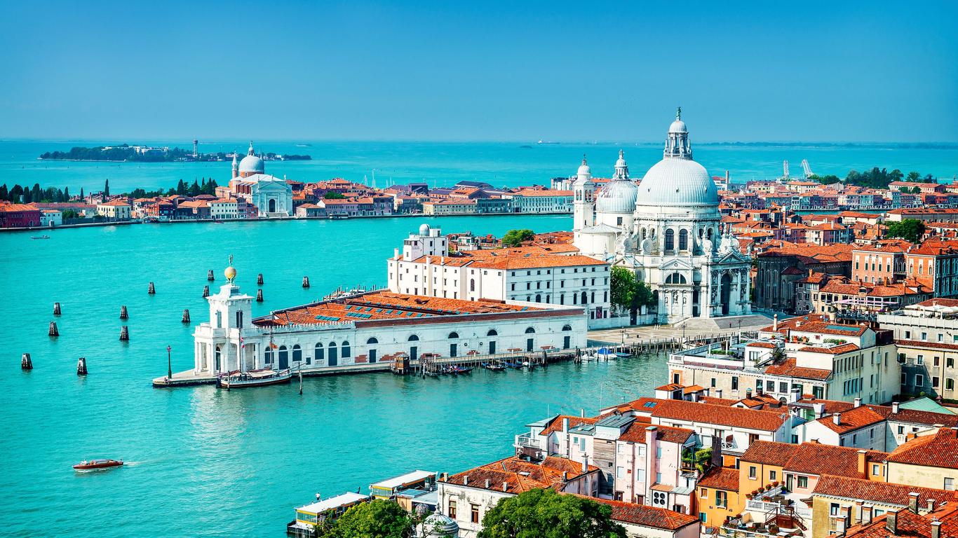 20 Best Holiday Destinations for Young Couples in 2025 - blog.ucompare.ie